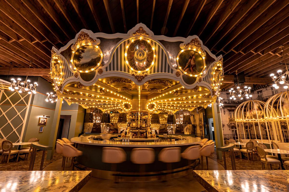 Vignettes Antiques: Le Carousel Bar