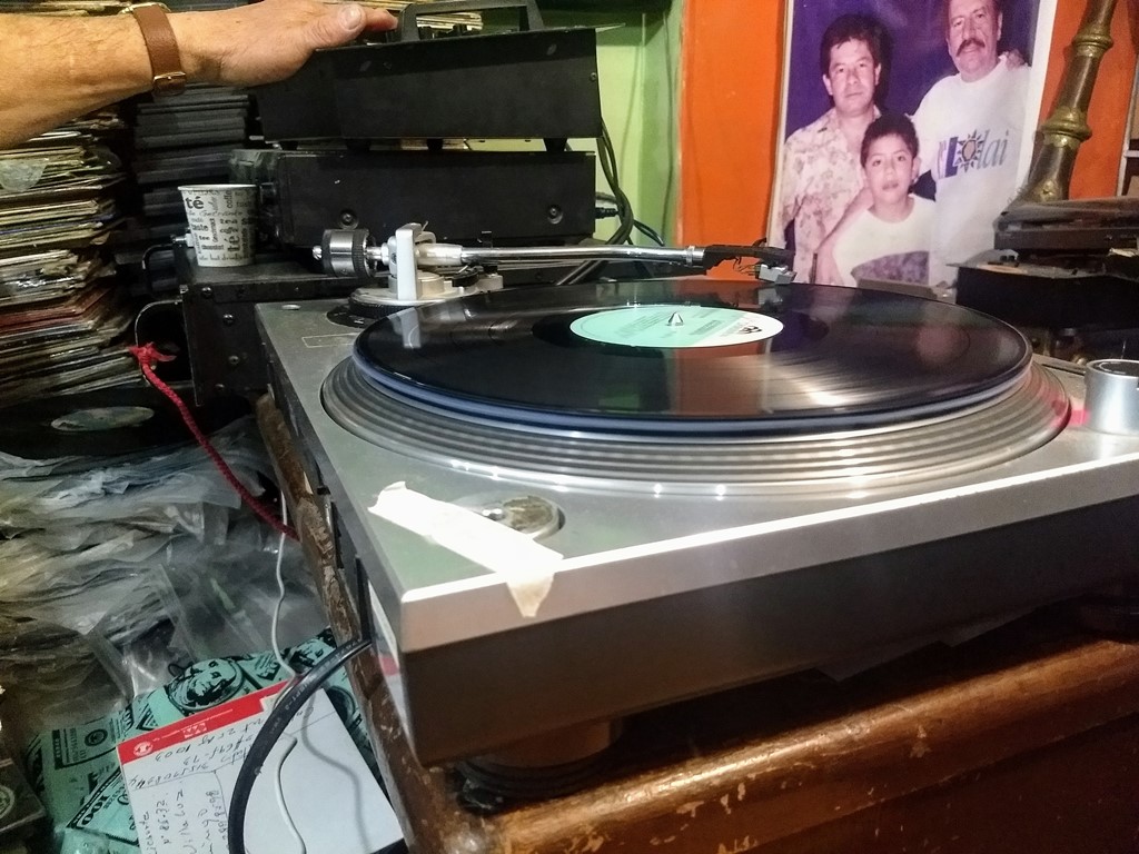 Jacobo Vargas, 'Paso Fino', el coleccionista boyacense de los 900.000 discos | La Pluma & La Herida