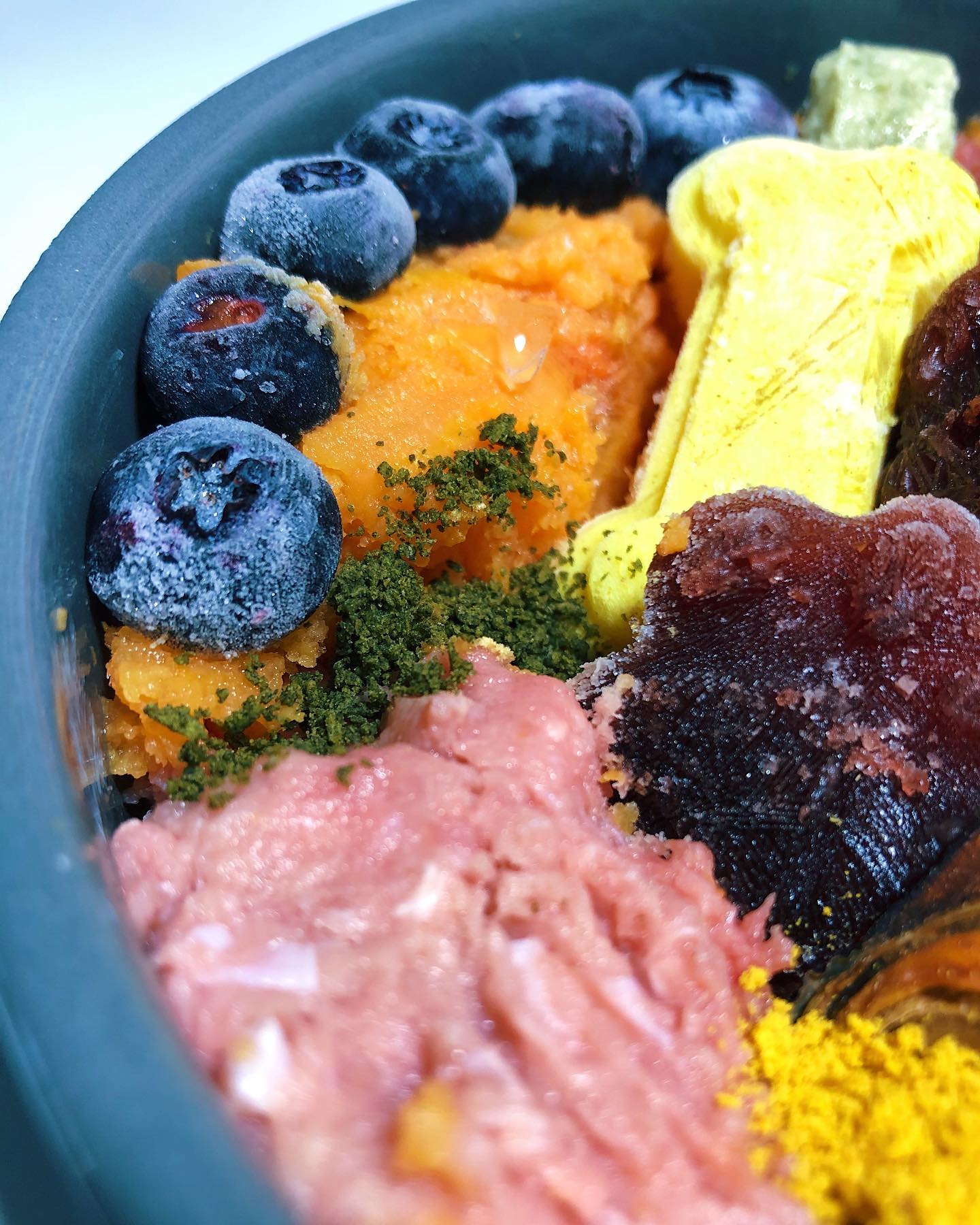 Raw Bowl- For a Berry Hongry Boi | Hannah Ra