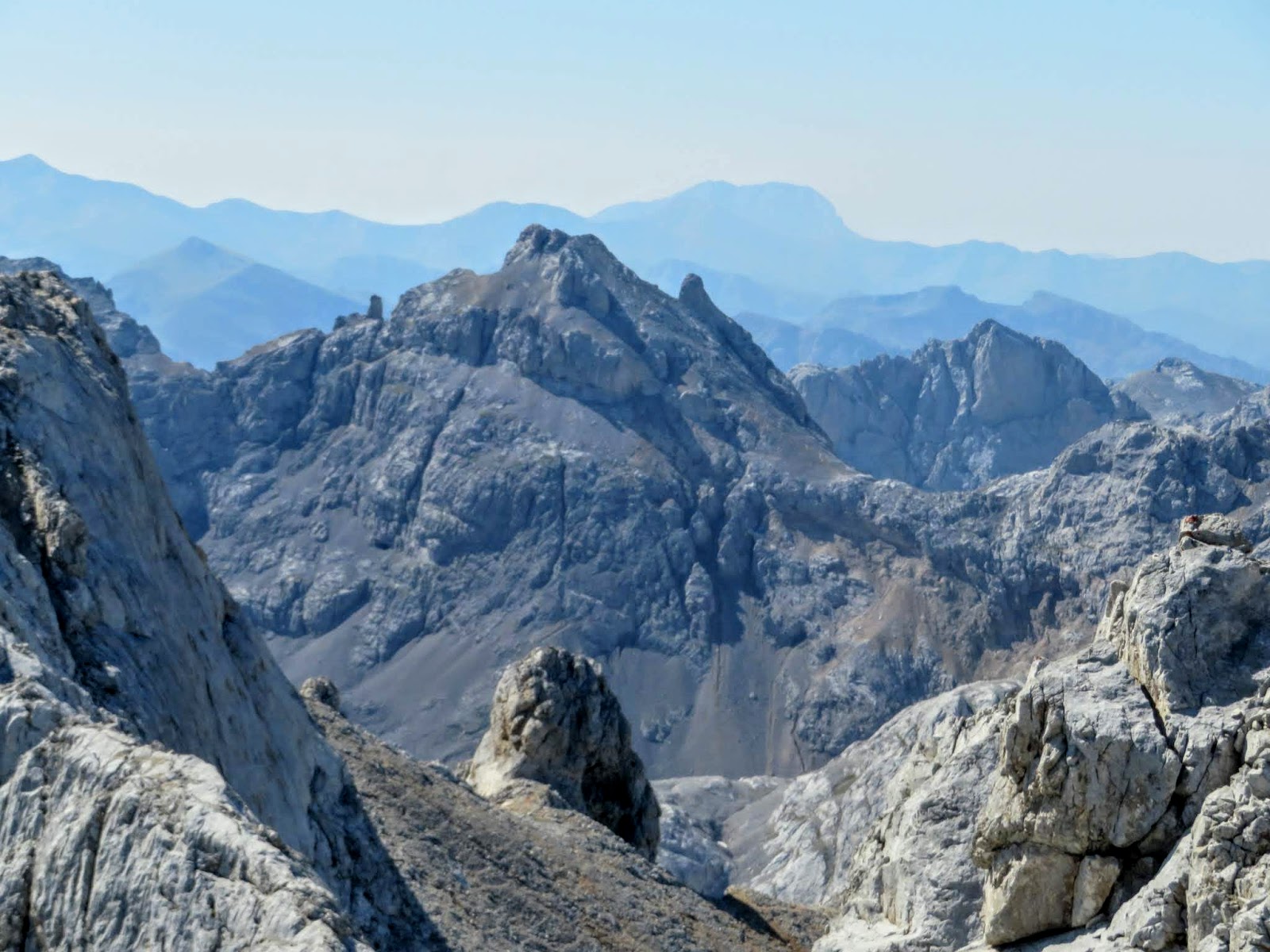 Pisando praos : Neverón de Urriello y la Párdida