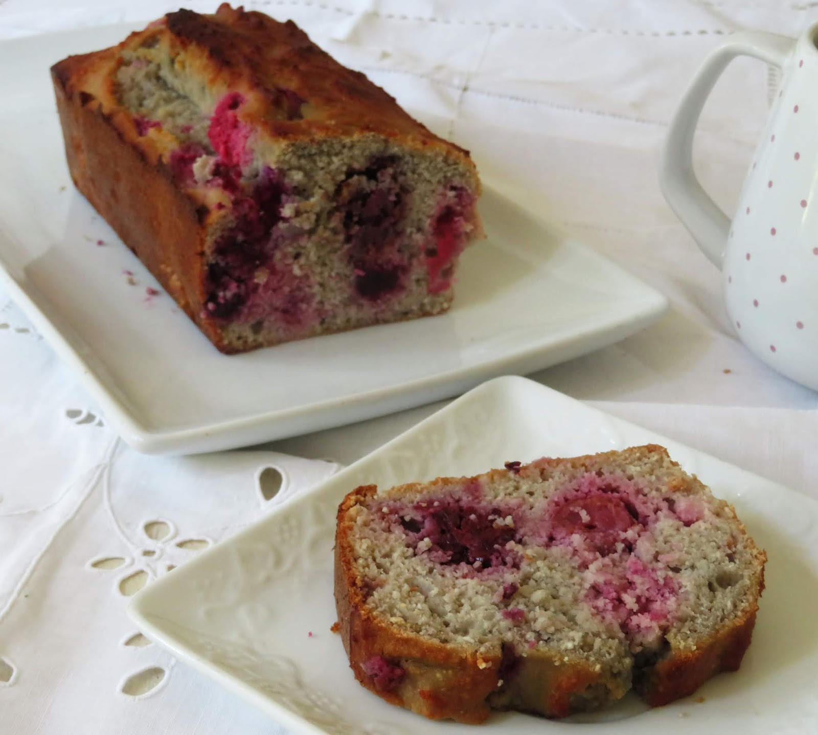 Cake aux fruits rouges et à la farine de noix de coco - Ma petite ...