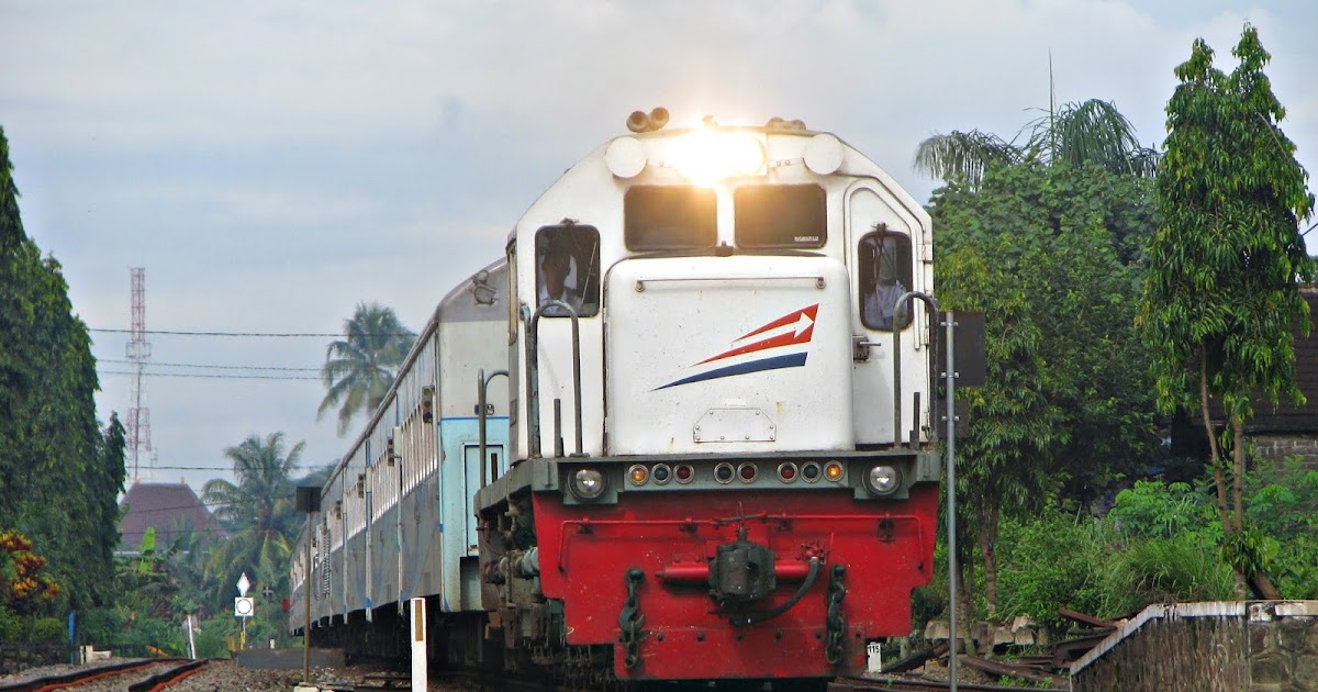 Kereta Api Indonesia: KA Majapahit Melintas Langsung Stasiun Garum ...