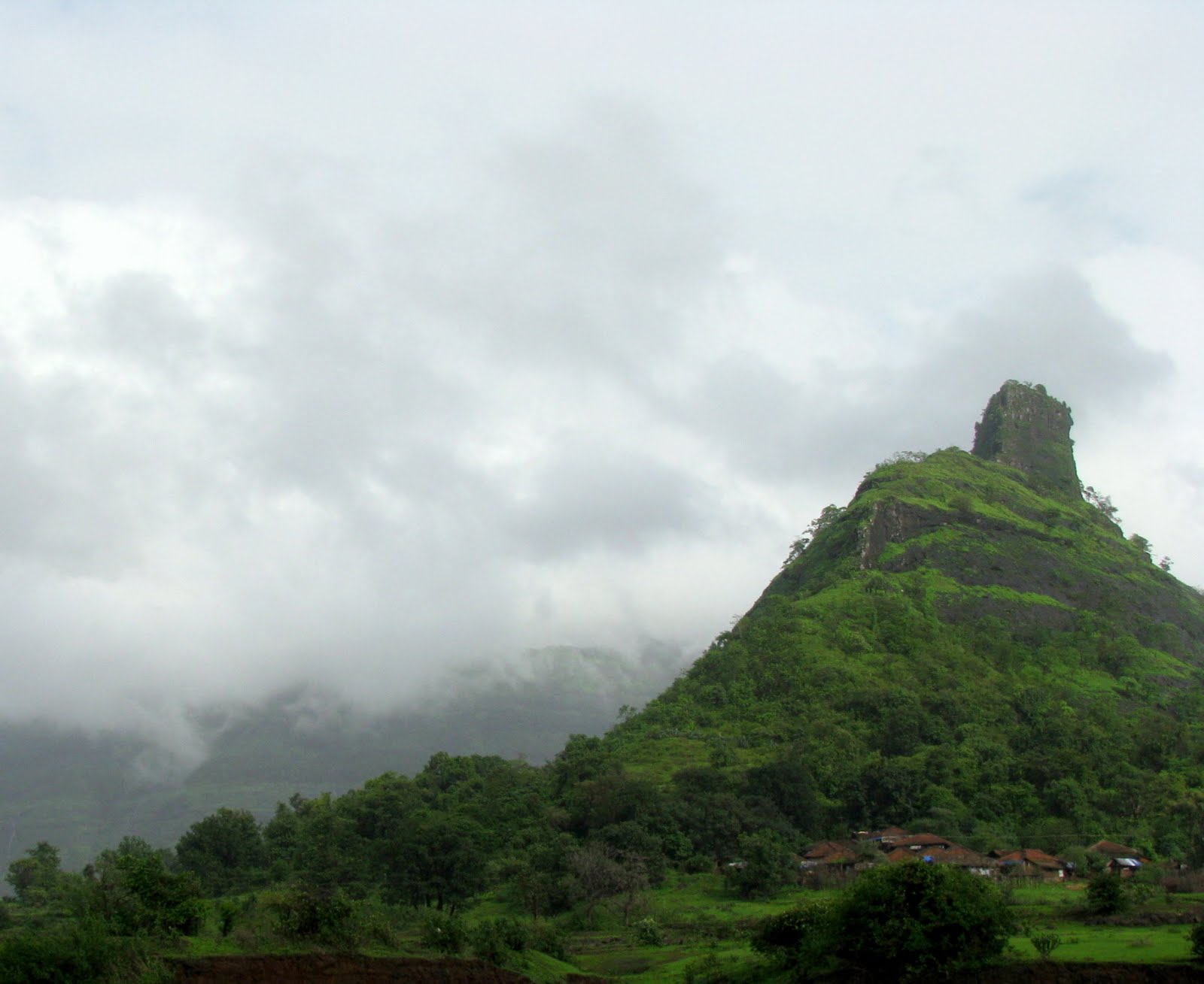 Famous Trekking Spots In Maharashtra: PETH FORT