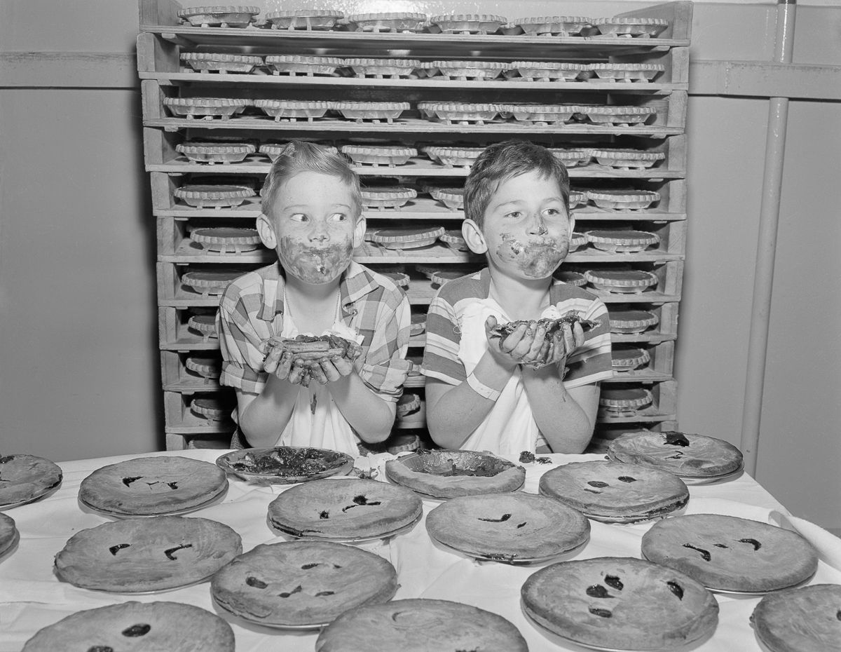22 Amazing Vintage Photographs That Prove Eating Contests Have Been ...