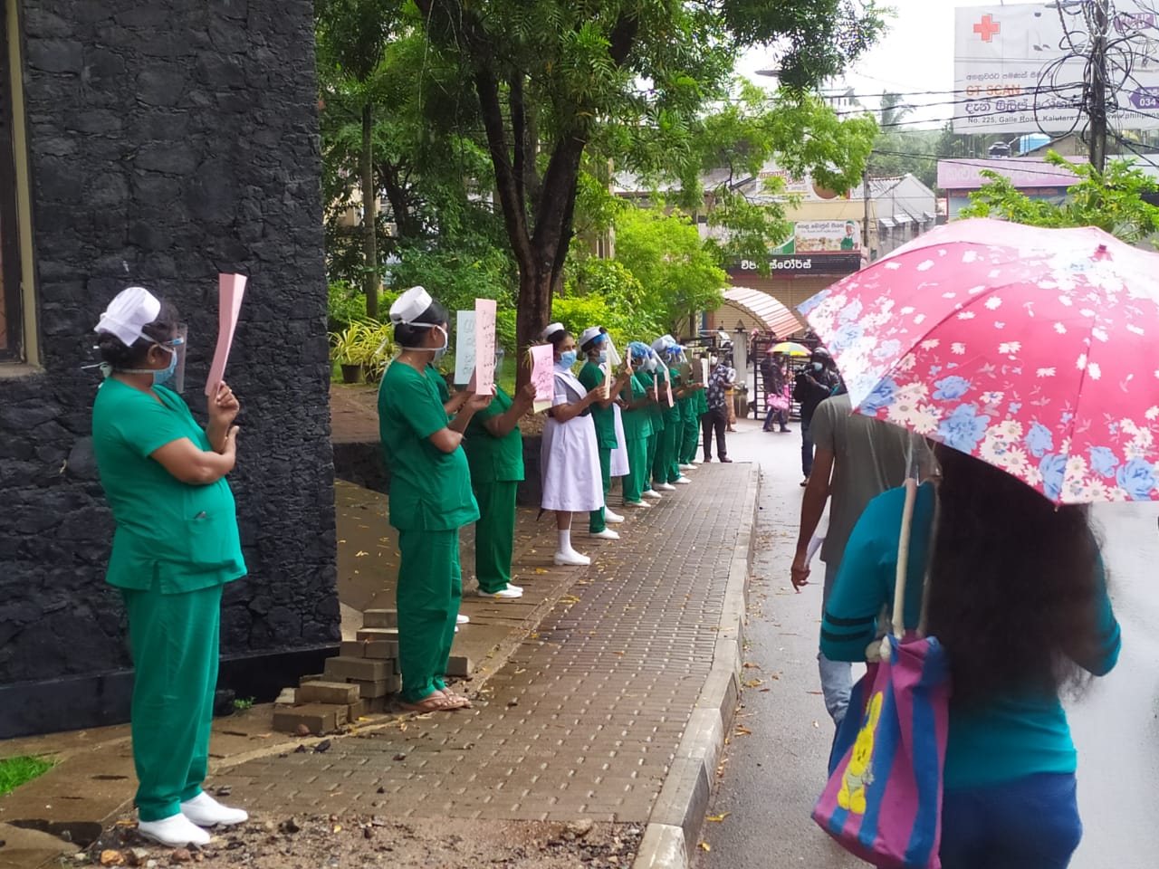 පහසුකම් ඉල්ලා සෞඛ්‍ය සේවකයන්ට වර්ජනය කරන්නට වෙන්නේ ඇයි?