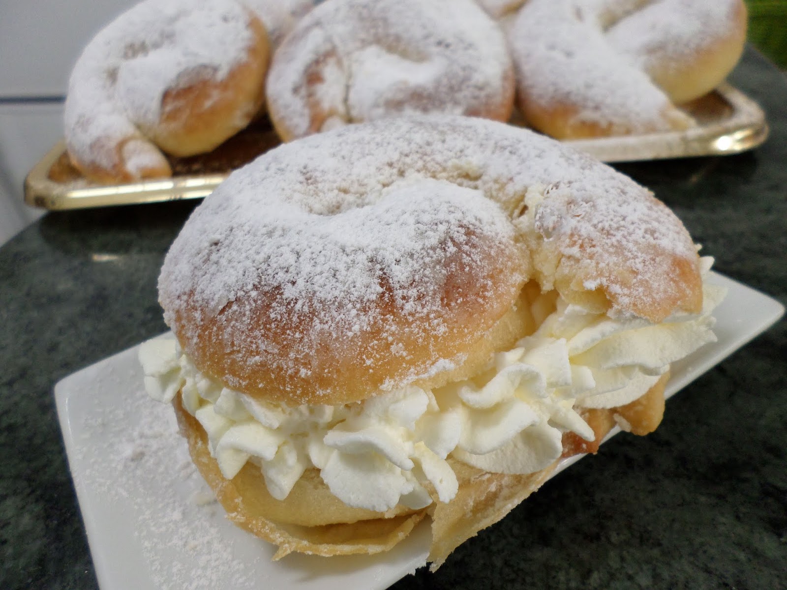 Mi pastelería: Ensaimadas rellenas de nata