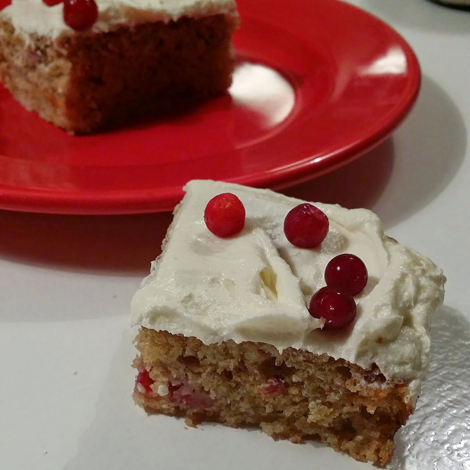 Krydderkake med tyttebær, gulrot og ostekremtopp – Grys kjøkkenskriverier