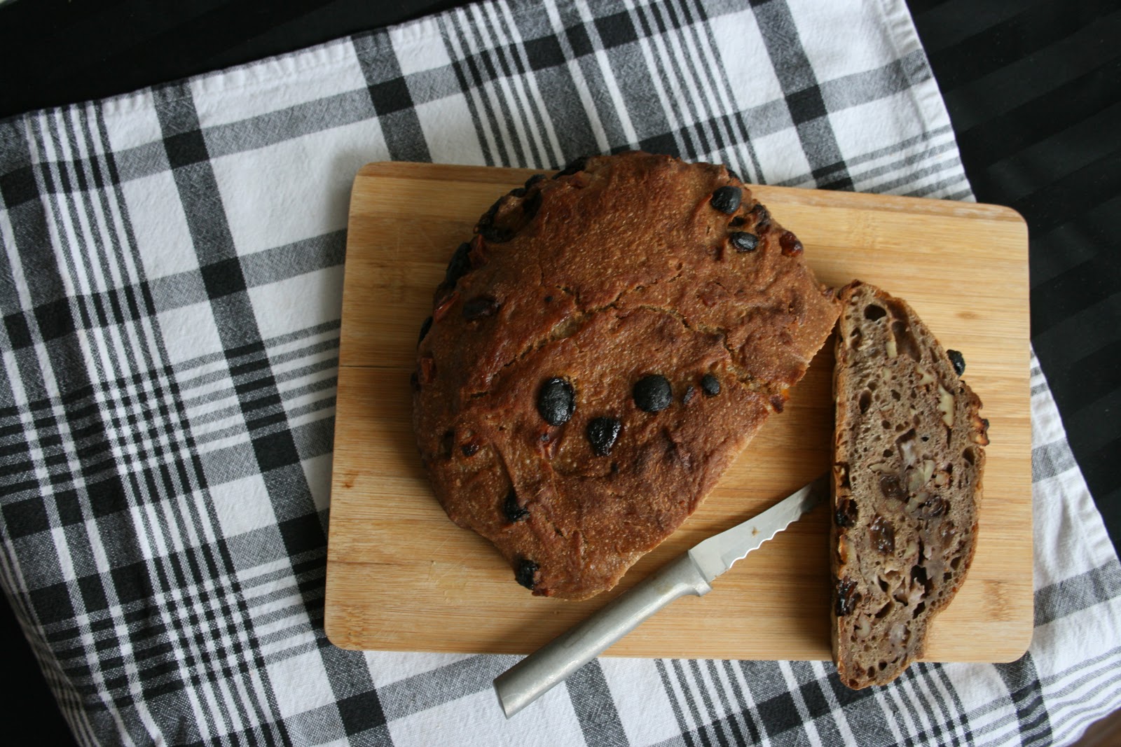 Whisking Through Life: Cinnamon Apple Raisin Dutch Oven Bread