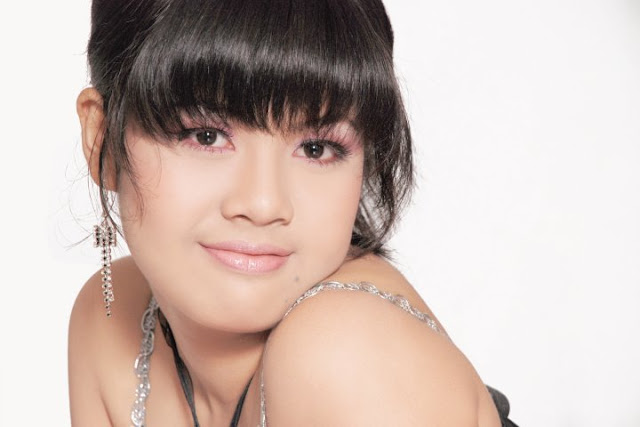 Myanmar Popular Singer, A Thin Cho Swe's Lovely Fashion Photos ...