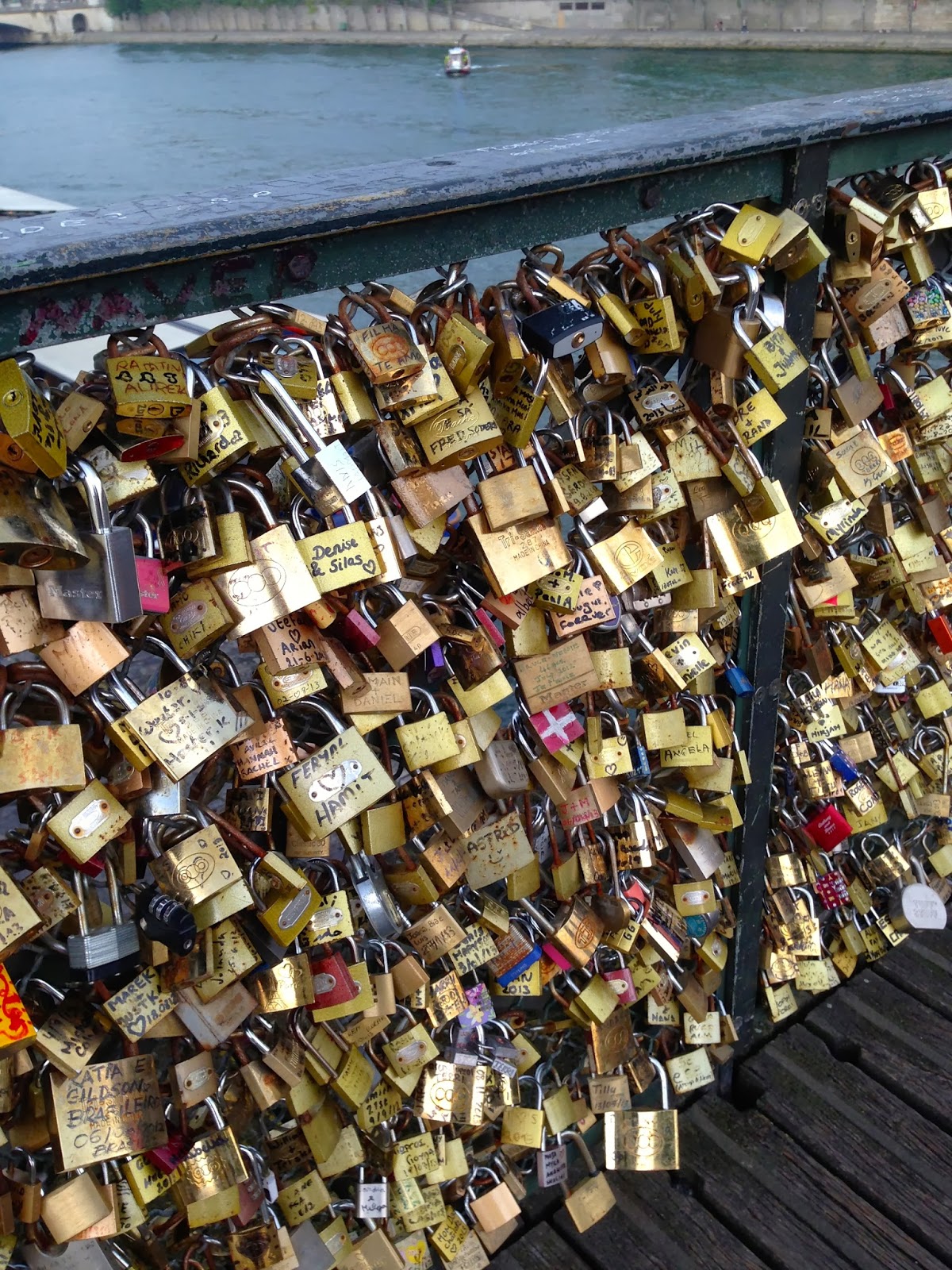 Lisa Mende Design: "The Love Lock Bridges" in Paris