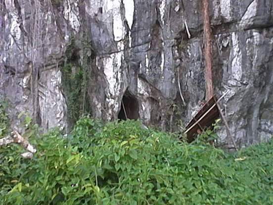 Lagenda Batu Kudik , Rumah Panjang Menjadi Batu - Comebara