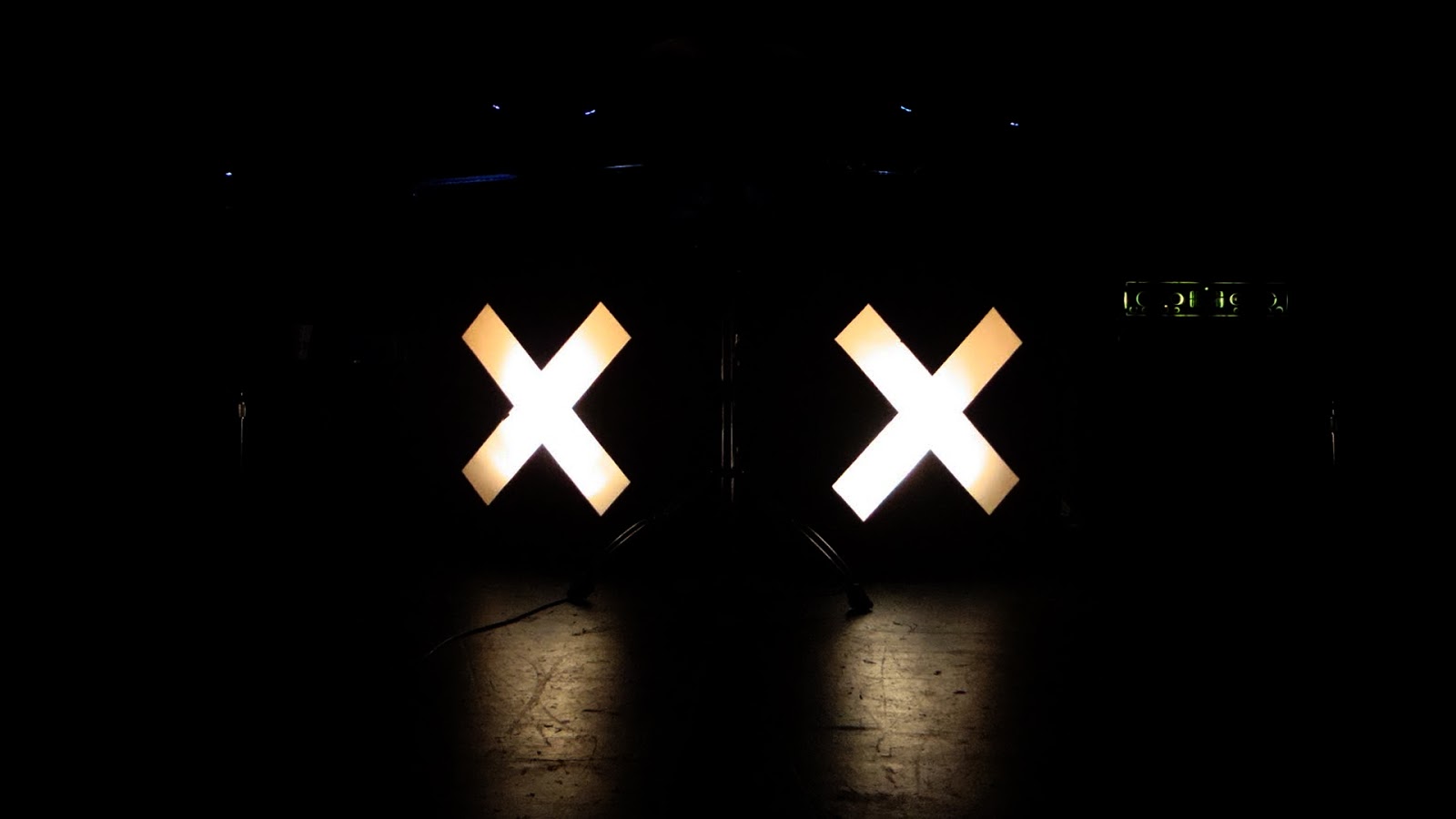LISTEN TO : The XX