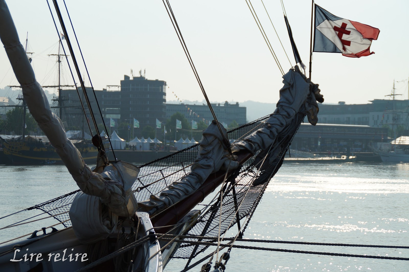 Lire, relire, ne pas lire...: Encore un peu d'Armada...