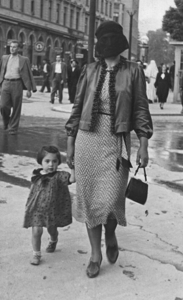 25 Eerie Vintage Photographs Capture Muslim Women Wearing Dark Face ...