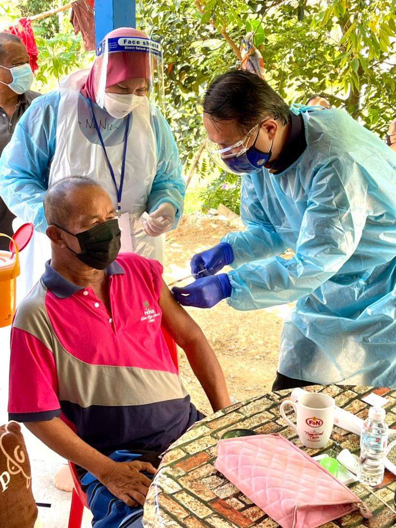 Leaders lead by example. Tq frontliner!