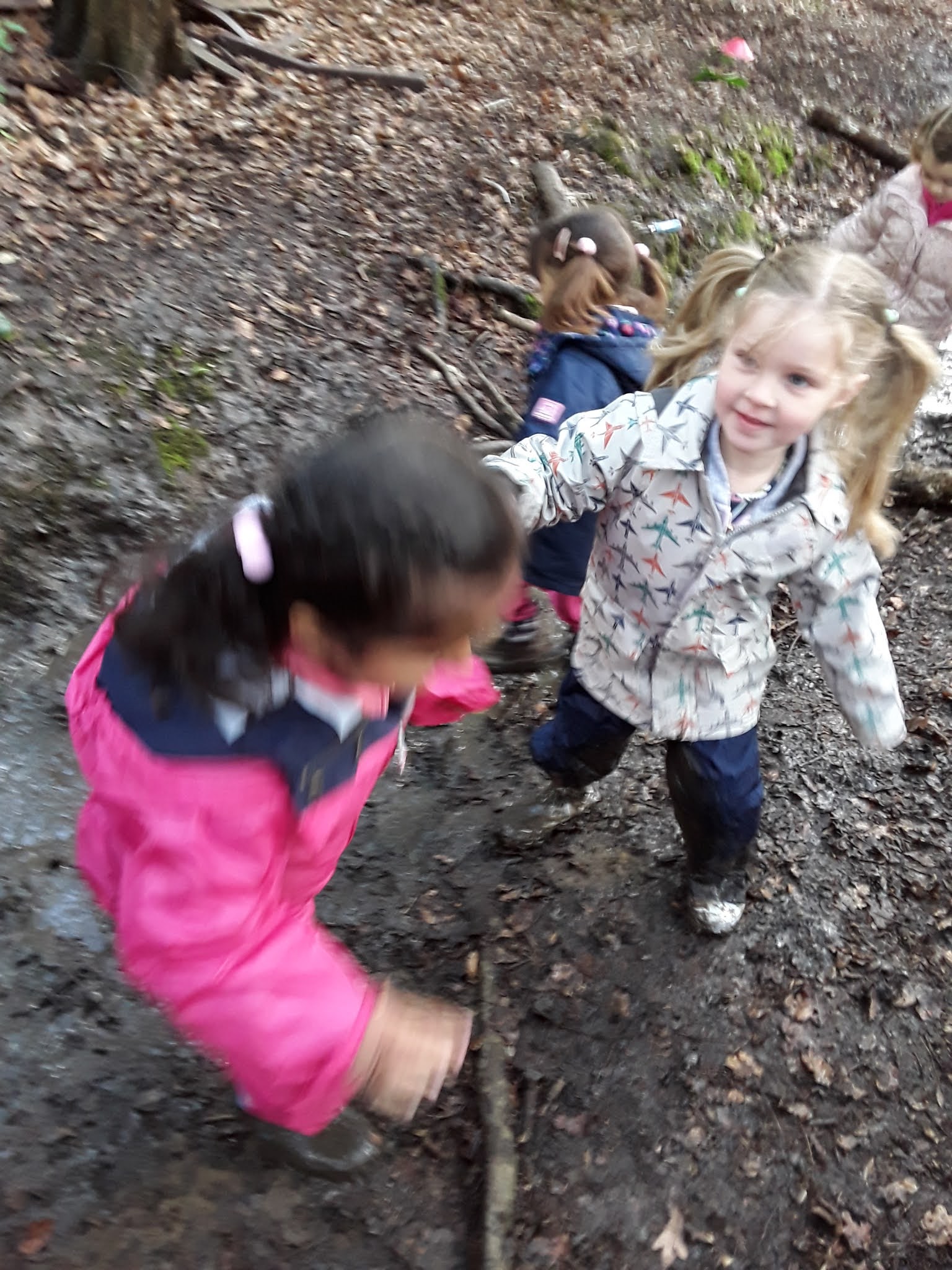 Forest School eyfs building a dragon's den 29th April 2021