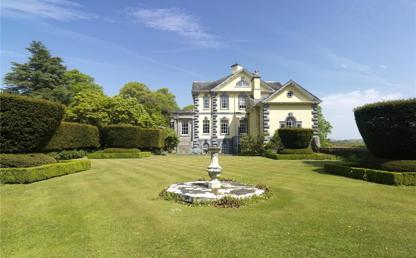 The Designer's Muse: Manor of the Month, Ffynone