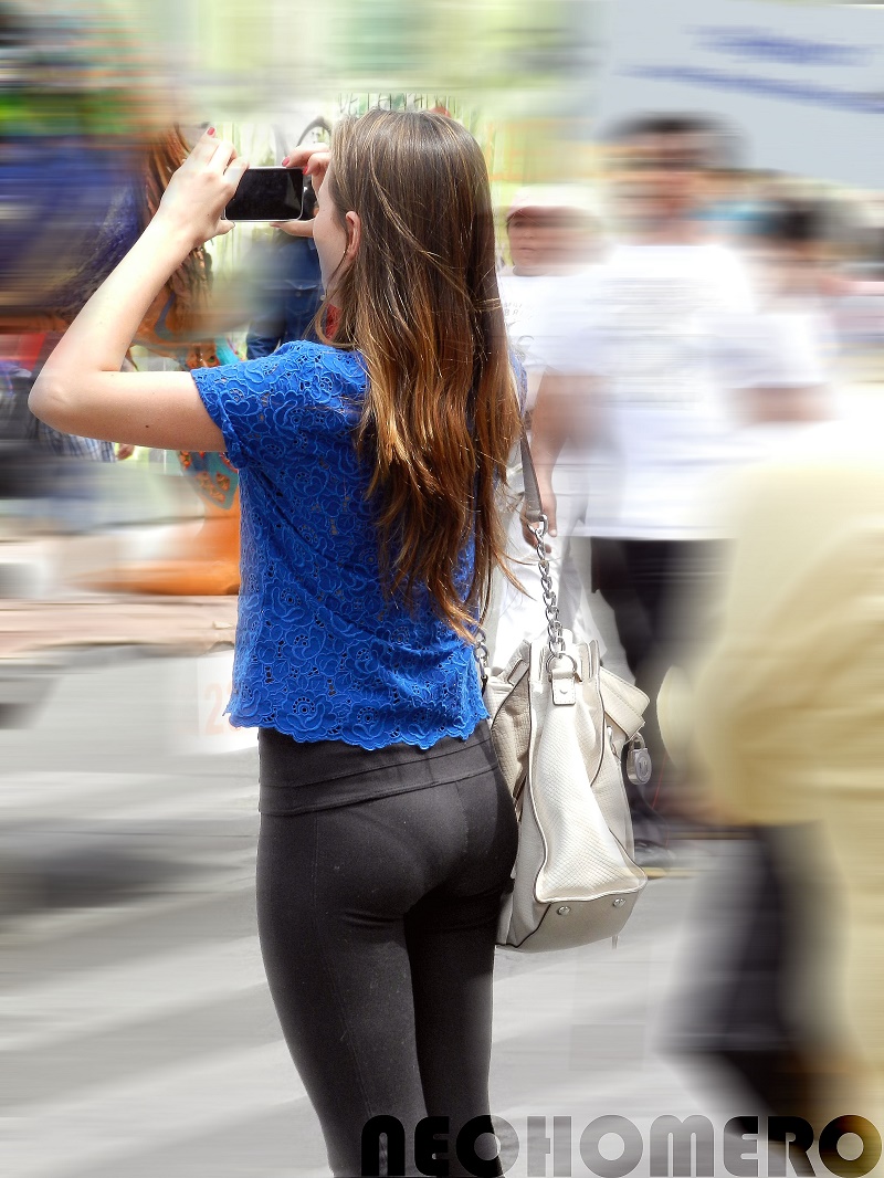 Linda chica usando pantalones de yoga negros se le marca el calzon ...
