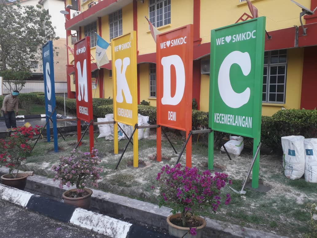 AWNING PAGOLA DAN GRILL : Nilai :Memasang Set Papan Tanda Ikon SMKDC.