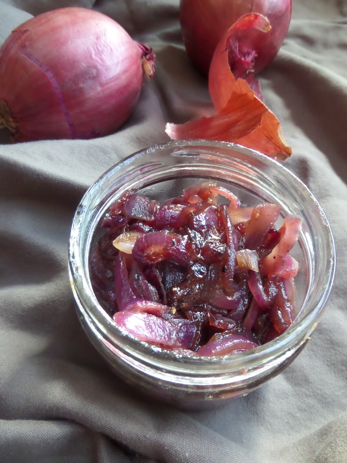 Maple and balsamic caramelised red onions // Oignons caramélisés au ...