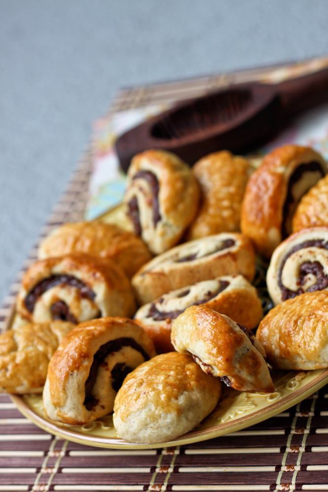 Date or walnut-filled Iraqi cookie (kleicha)