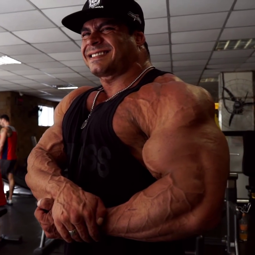 Muscle Lover: Brazilian muscle giant James Bondi
