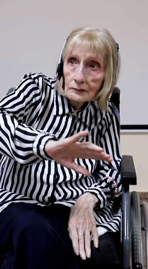 GAUDÍ Y MÁS... por Ana Mª Ferrin: ...Y EL CISNE DESPLEGÓ SUS ALAS...