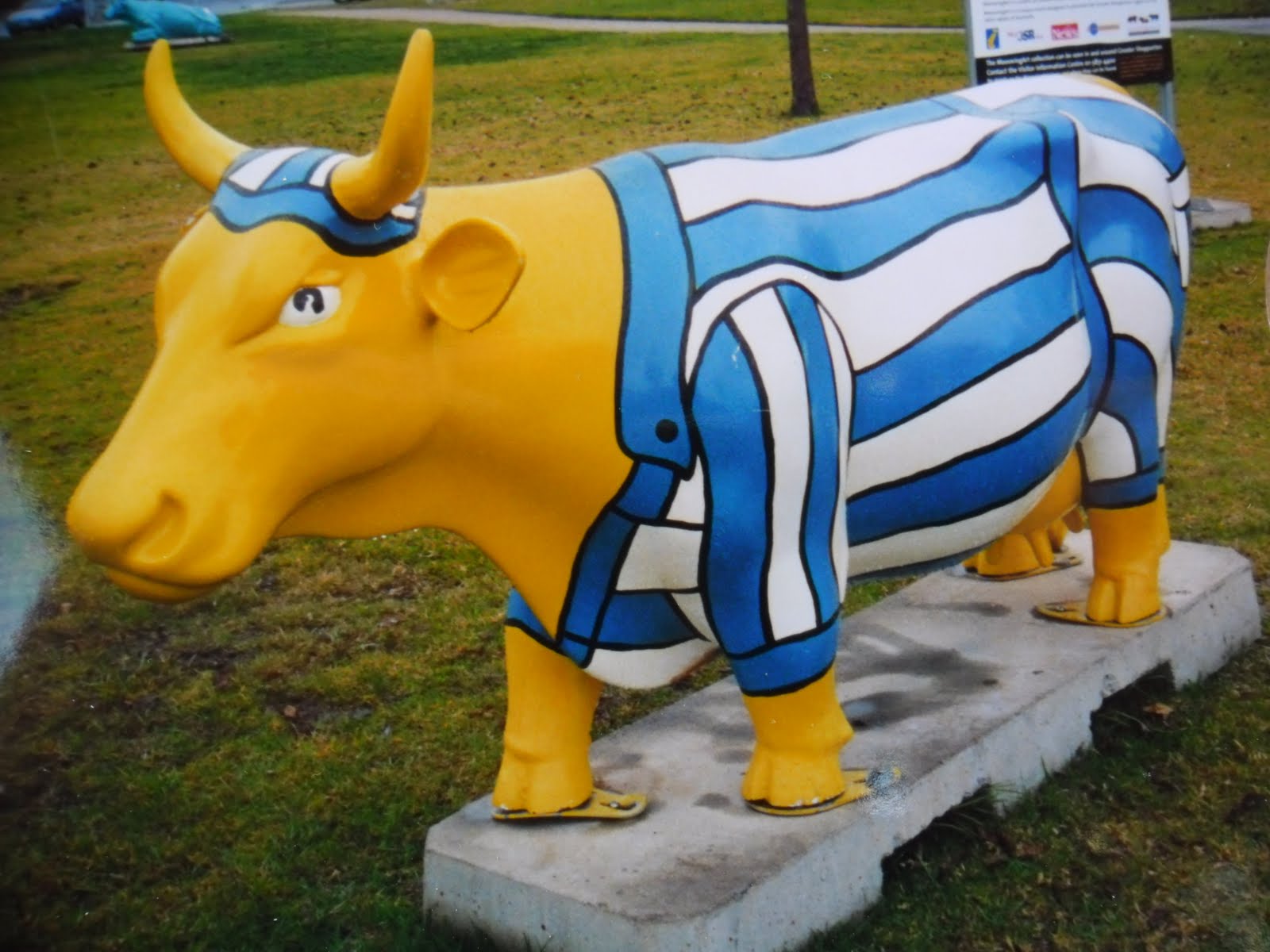 Nostalgia, Mystery And Arty Gardens.: MOOOVING ART-GOULBURN VALLEY COWS