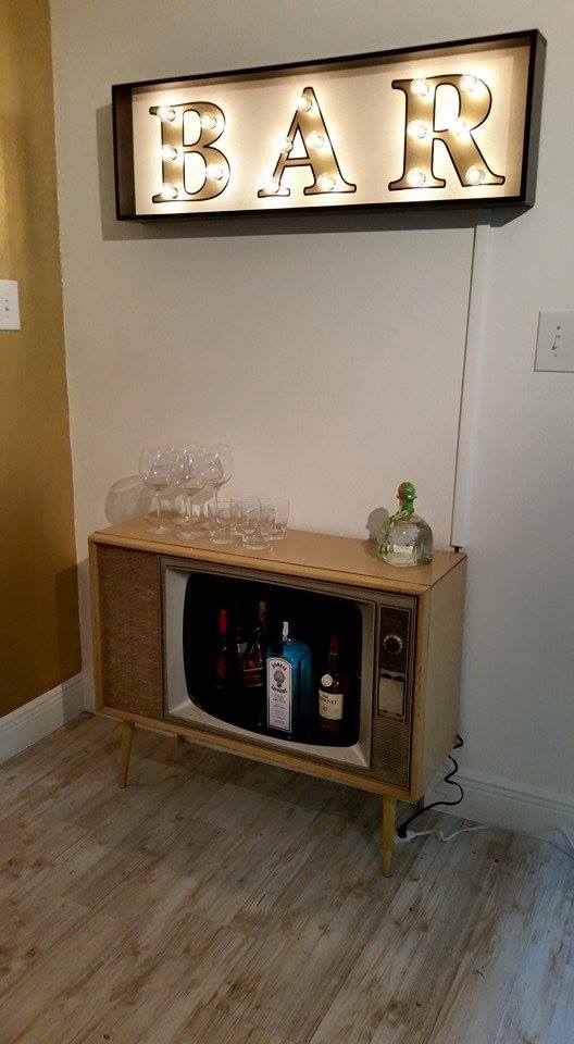 Tonisha Ramona: VINTAGE TV BAR