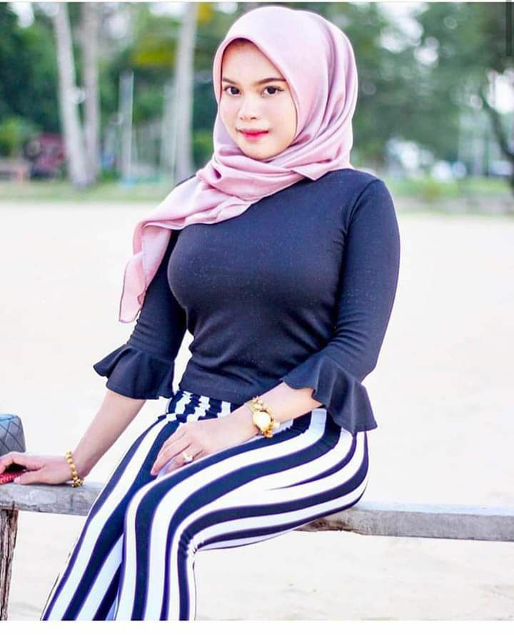 KUMPULAN FOTO HIJABERS KETAT PADAT - Mekka Mellia