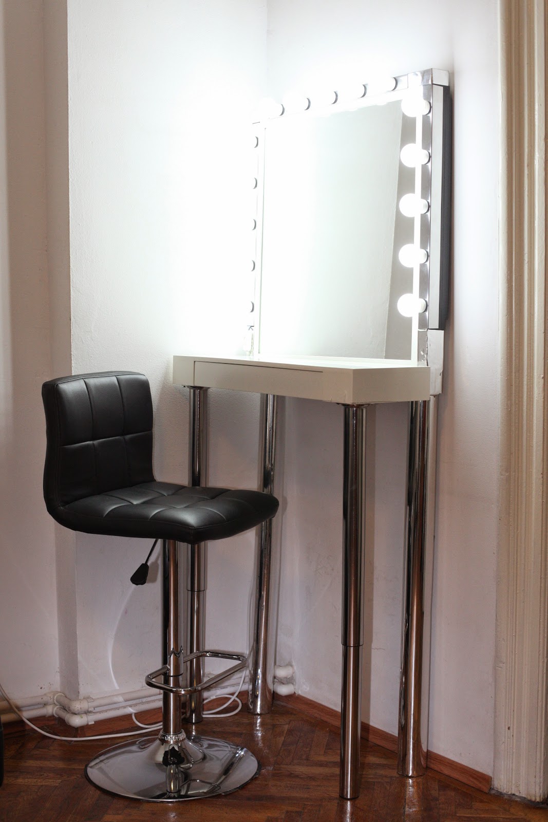 De vanzare: Masa de machiaj cu scaun