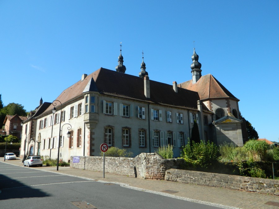 Châteaux-forts, abbayes, monuments antiques et personnages historiques ...