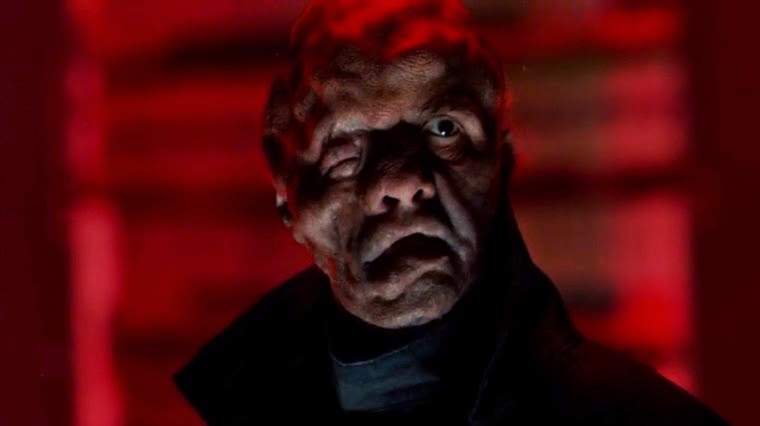 Manny salva John e Zed no penúltimo episódio de Constantine.