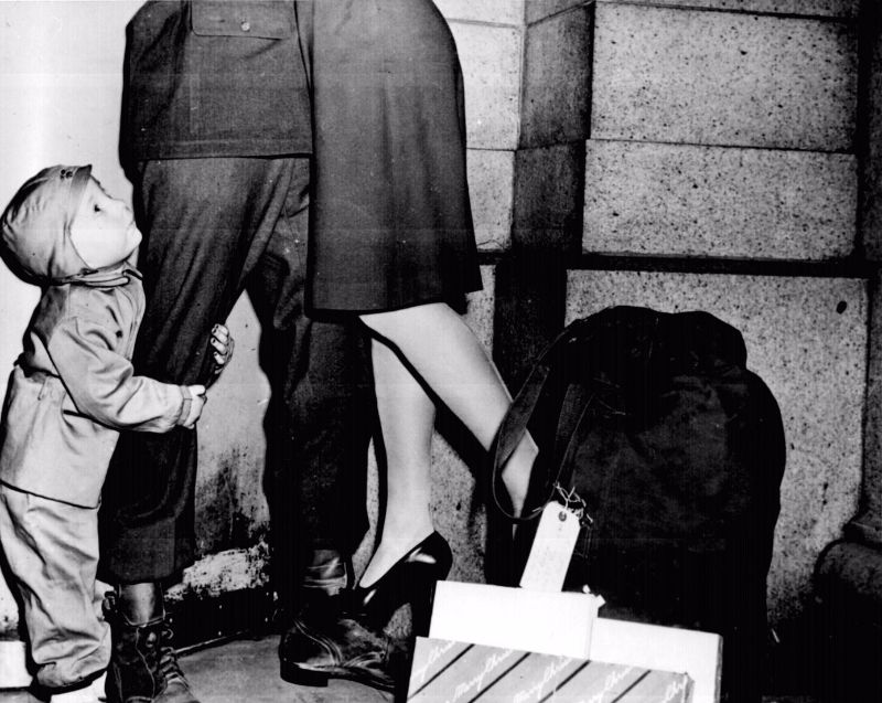 31 Amazing Pictures That Capture Emotional Moments of Soldiers and ...