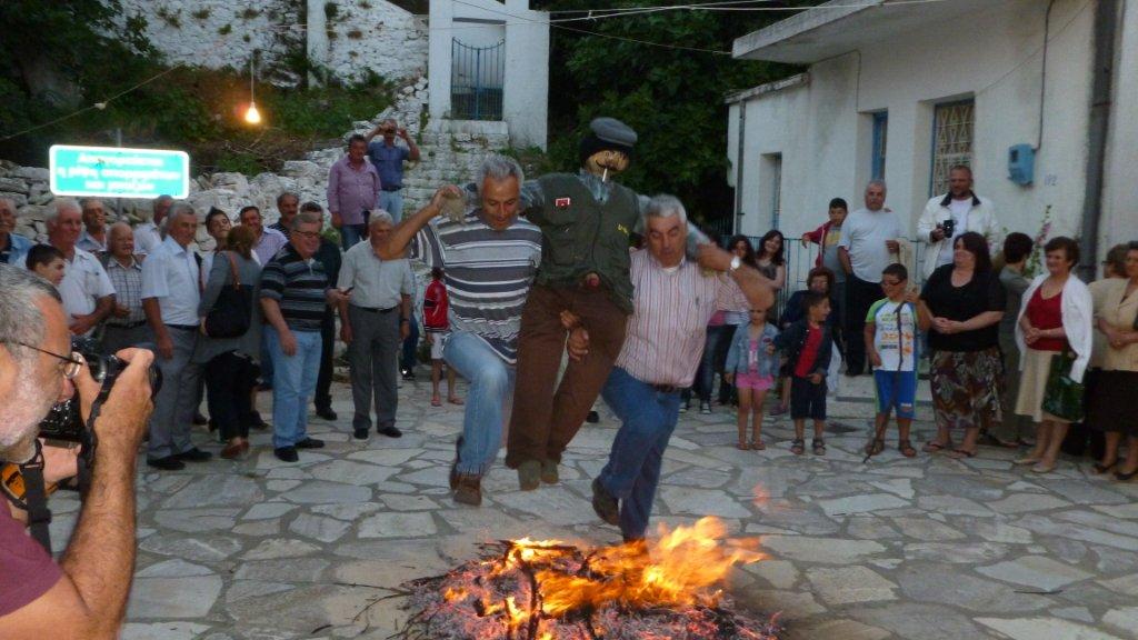 Naxos Fan: ΤΟ ΕΘΙΜΟ ΤΟΥ ΚΛΗΔΟΝΑ ΣΕ ΚΩΜΙΑΚΗ ΚΑΙ ΑΠΟΛΛΩΝΑ)βίντεο)