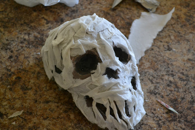 Bellapia Designs: Paper Mache Skull of Skeleton part 1