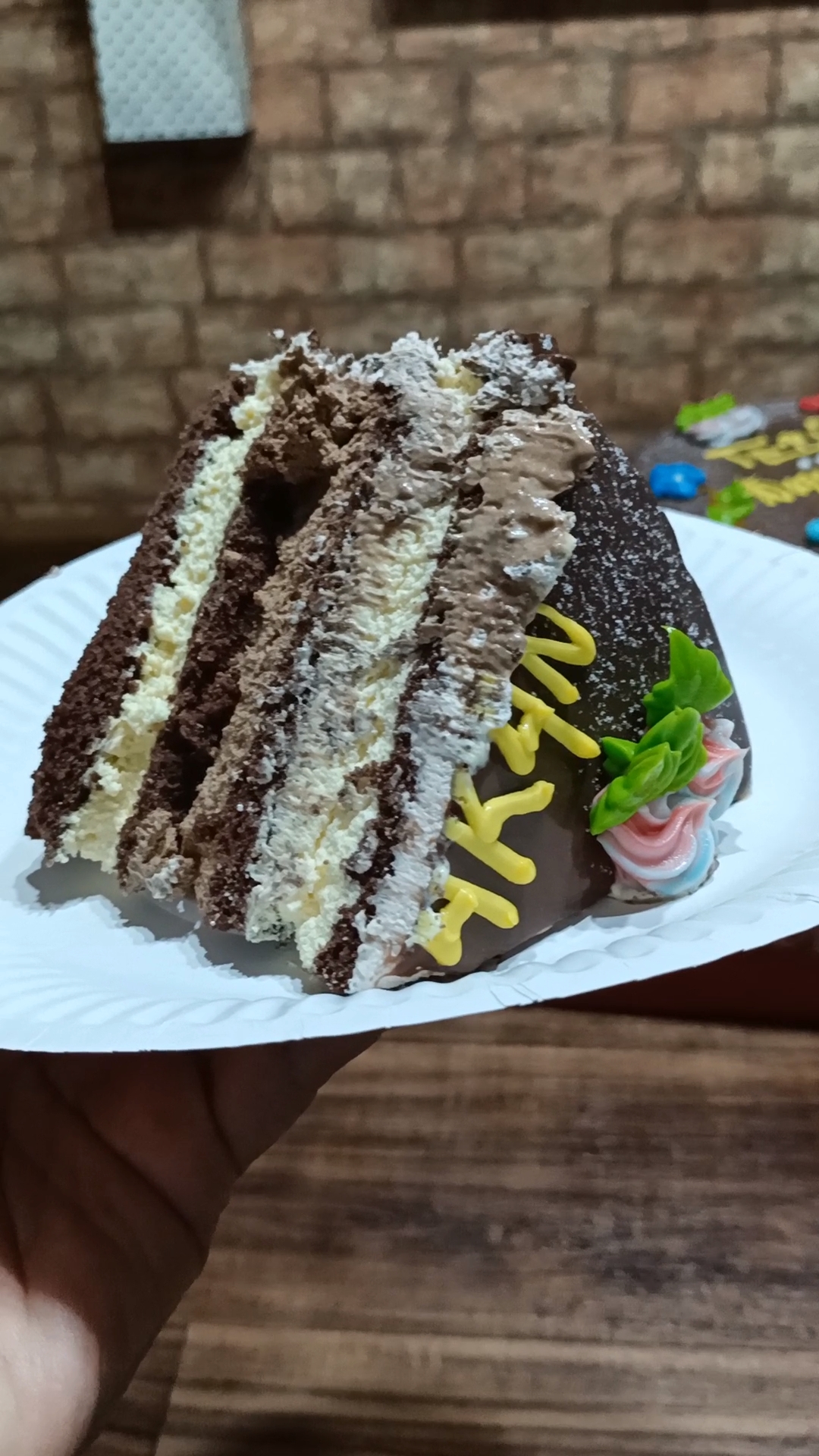 TERINGIN NAK MAKAN KEK SR