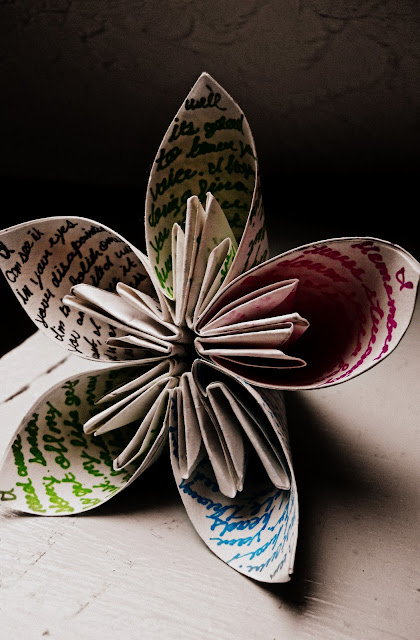 Love's United Kingdom: Origami Flowers...Made with Magazines