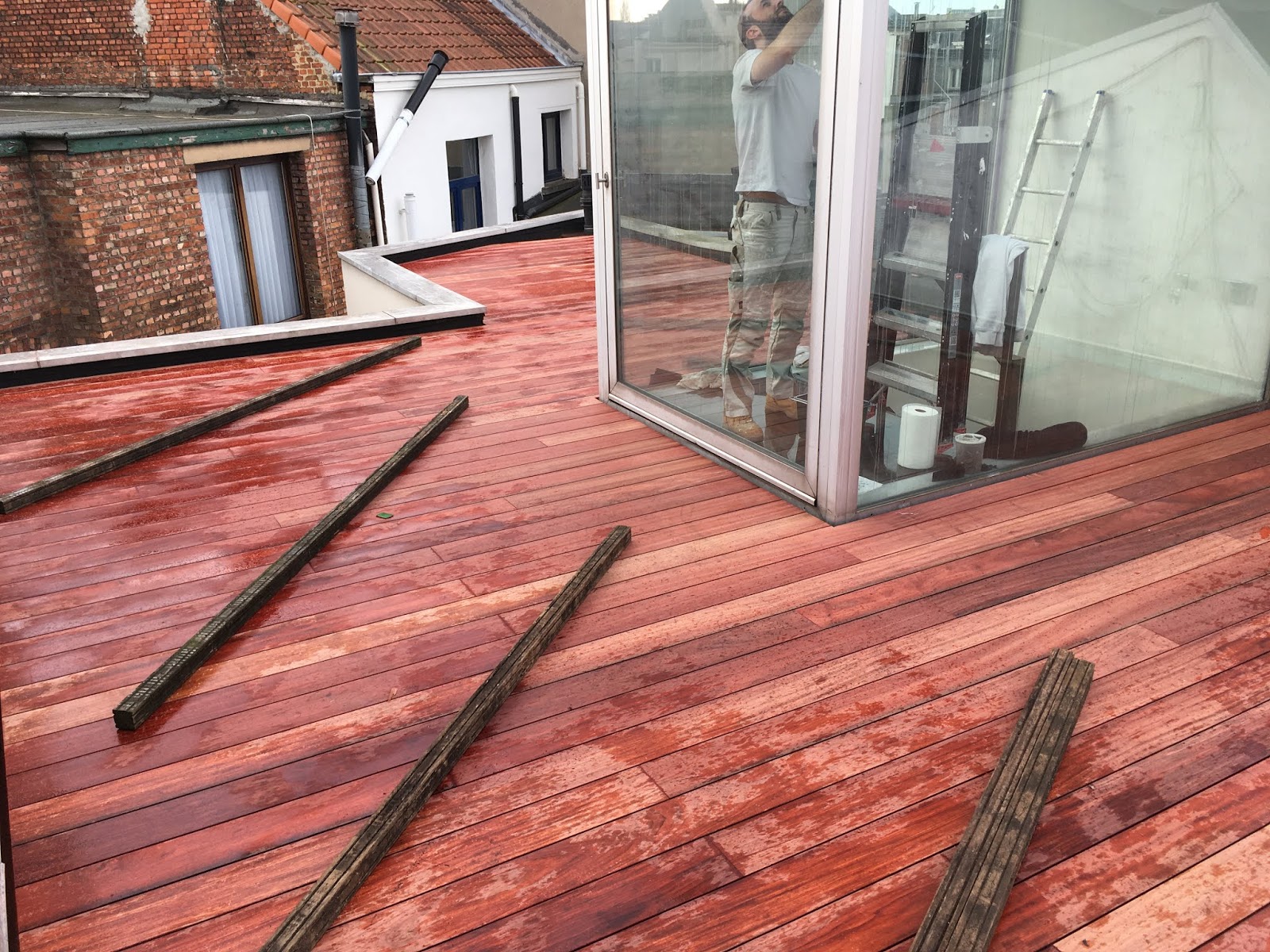 Hoe leggen we een dakterras in Padoek? | De Terrasreiniger