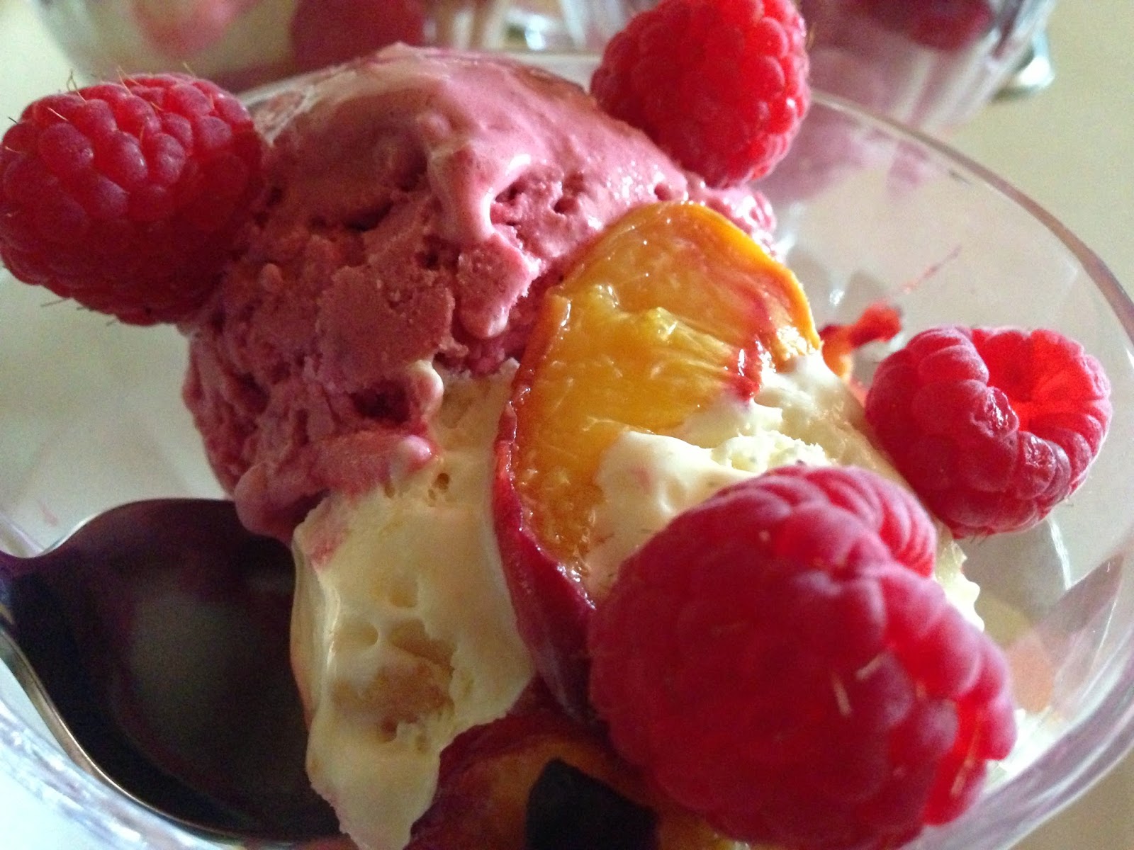 Grabbing life by the kettlebells...: Raspberry Frozen Yoghurt...