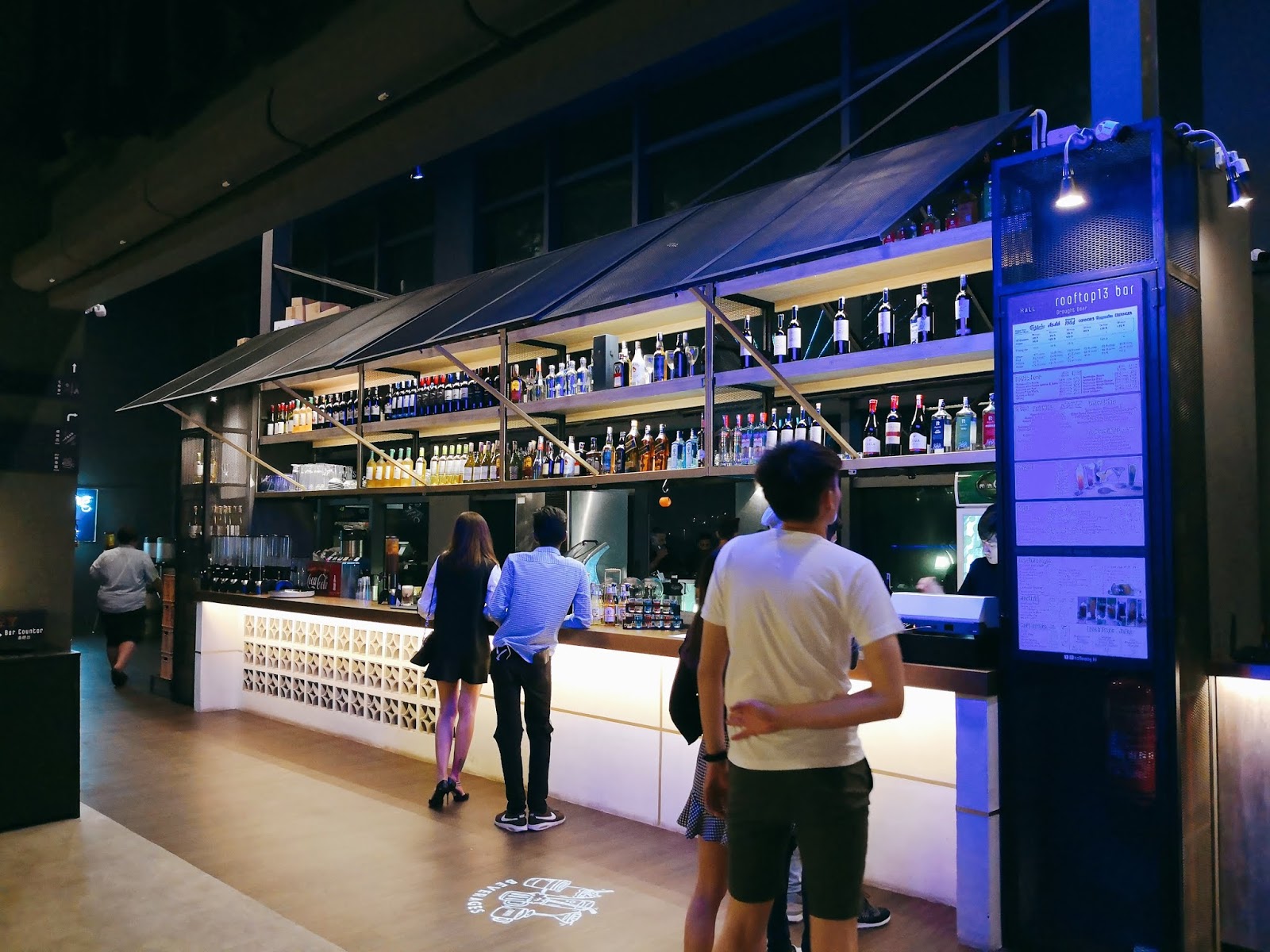 Hallaway KL - 俯瞰KL夜景的空中餐厅 | 有 Liveband | 却是平民价格？！😍 - Charlotte Kong