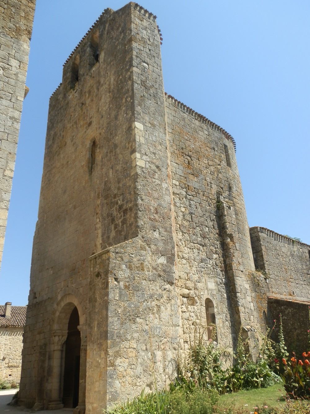 Villes Patrimoniales: Larressingle : Eglise et ruines du Château