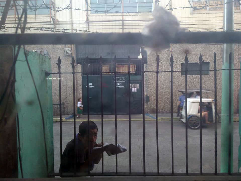Isang lalaking nais mag-aral, dumudungaw sa bintana ng isang classroom ... Isang lalaking nais mag-aral, dumudungaw sa bintana ng isang classroom ...