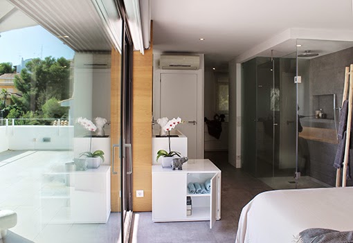 Marzua: Dormitorio con cuarto de baño y vestidor integrados