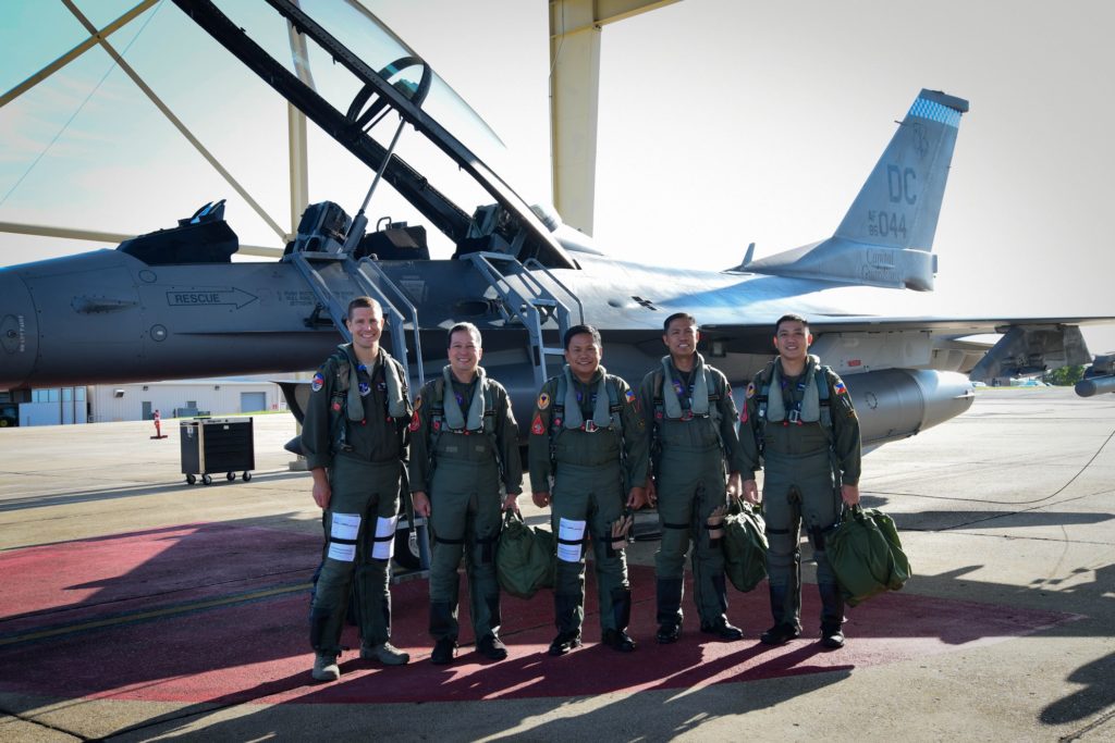 DEFENSE STUDIES: PAF Delegation Take Familiarization Flight with F-16 ...