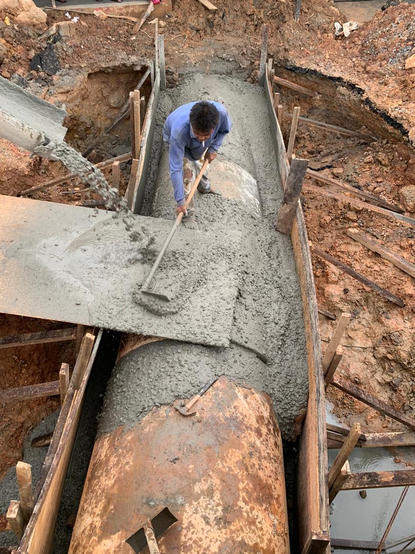 Kerja-kerja membaiki mendapan di laluan hadapan gerai akibat hakisan ...