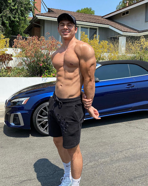 FITNESS INFLUENCER – SEAN ADAMS – Monday XYZ