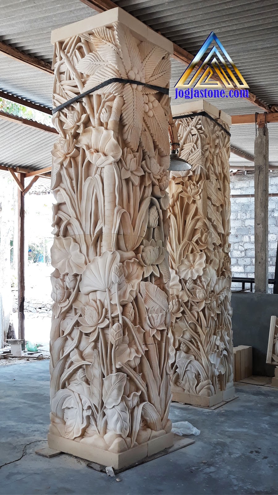 Ukiran tiang pilar rumah motif pemandangan dan ukiran jawa (klasik)