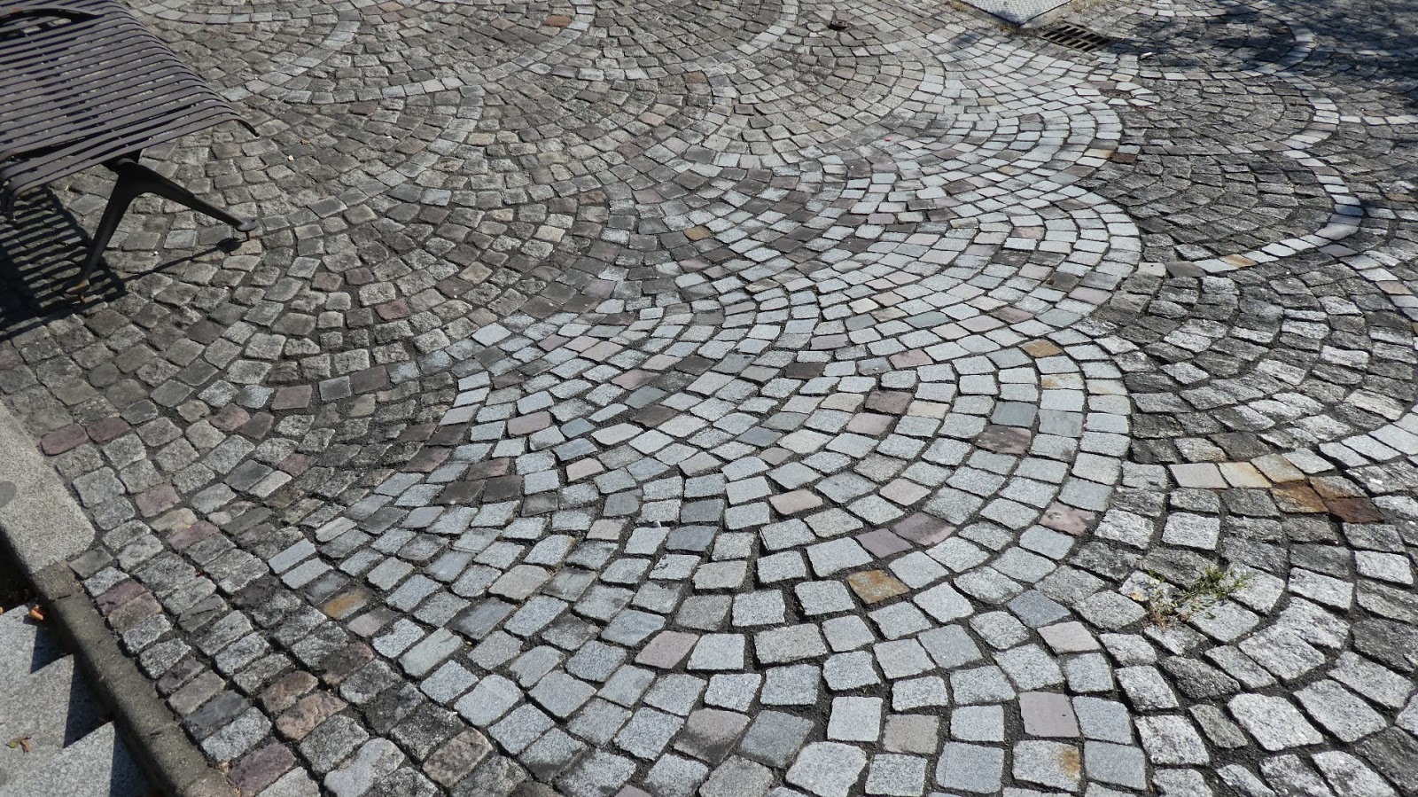 Paris-bise-art : Le dépôt du pavé parisien