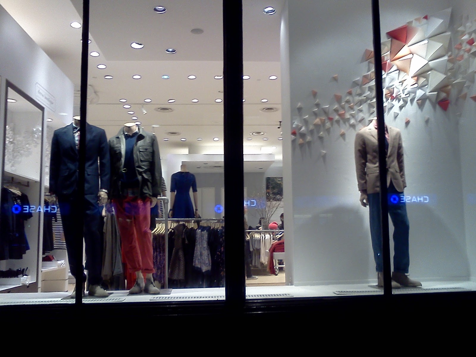 Label Next: VISUAL MERCHANDISING WINDOW DISPLAY